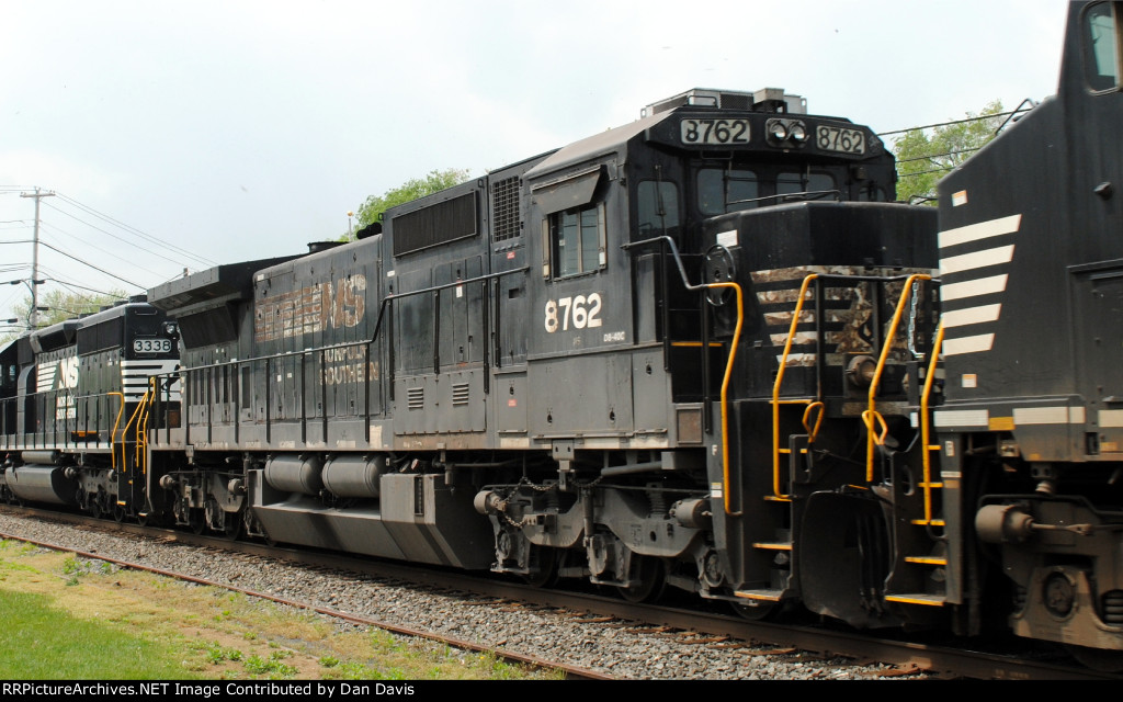 NS C40-9 8762 is third out on H68